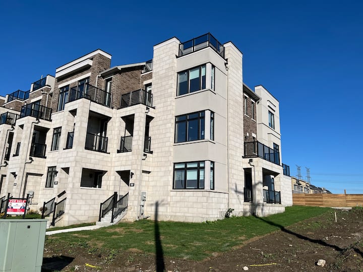 Spectacular Lake Views! Brand New Luxury 4br Home - Newcastle