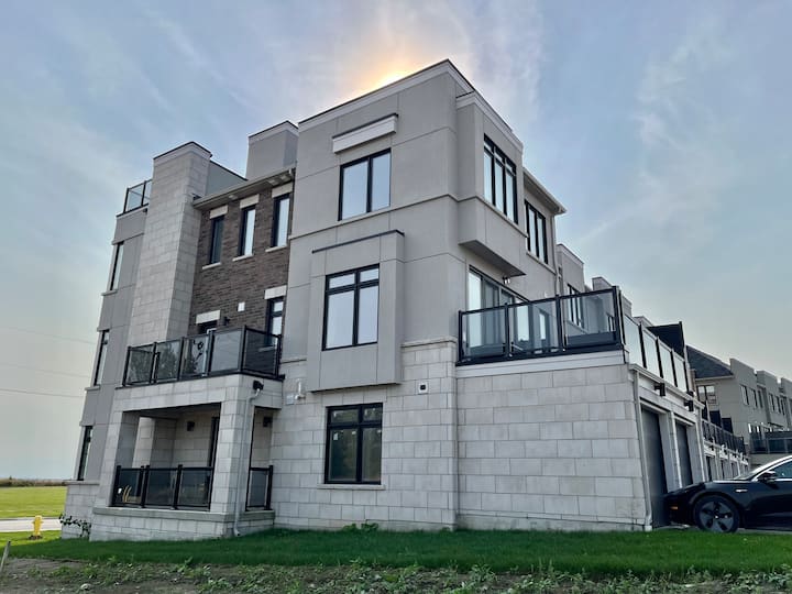 Spectacular Lake Views! Stunning New Luxury Home - Bowmanville