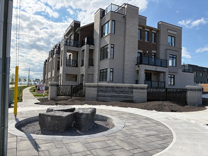 Spectacular Lake Views! Brand New Luxury 4 Br Home - Newcastle