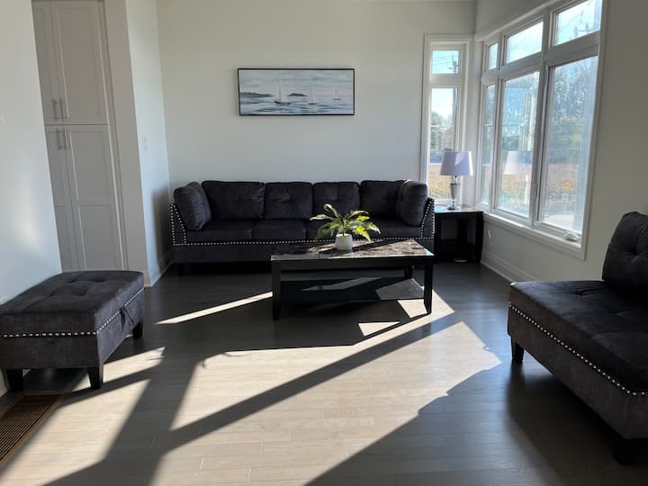 Luxury Lakeview Home | Rooftop Terrace | Sleeps 10 - Bowmanville