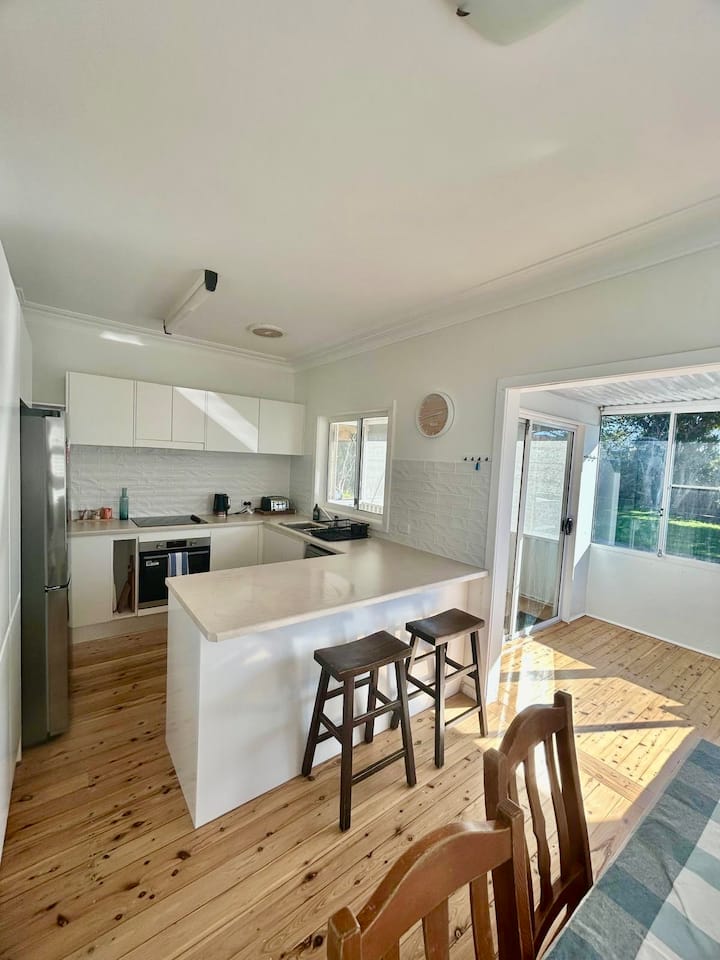 Shatzie's Shoal Bay Beach House - Fingal Bay