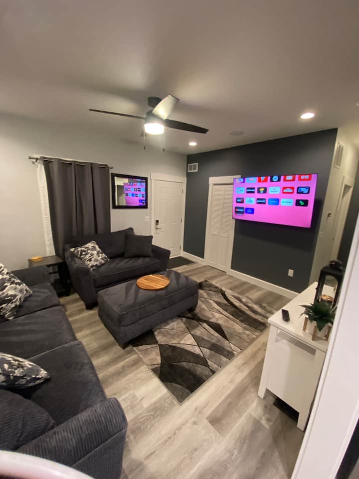 Quiet, Newly Renovated Home Near Uiuc | Ev Charger - Champaign, IL