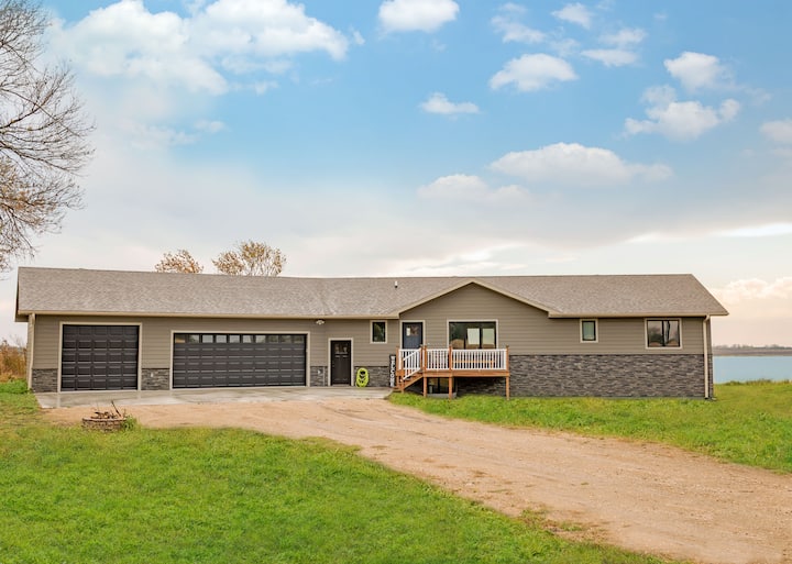 Clean & Cozy Lakehouse • Hunters, Fishers & Family - 南達科他