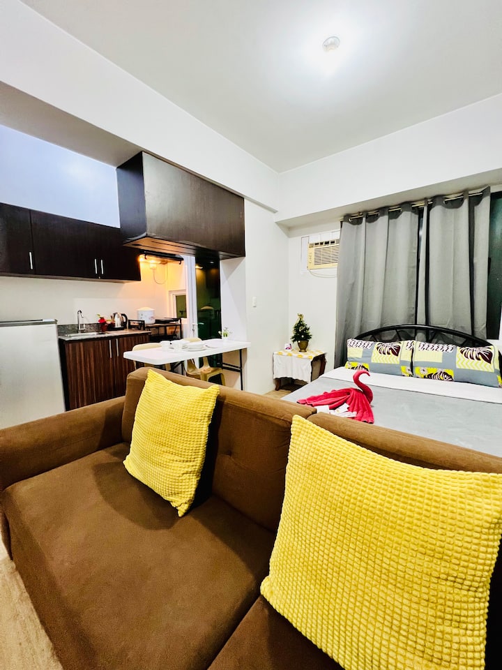 At Home Condo Free Pool Access - Muntinlupa
