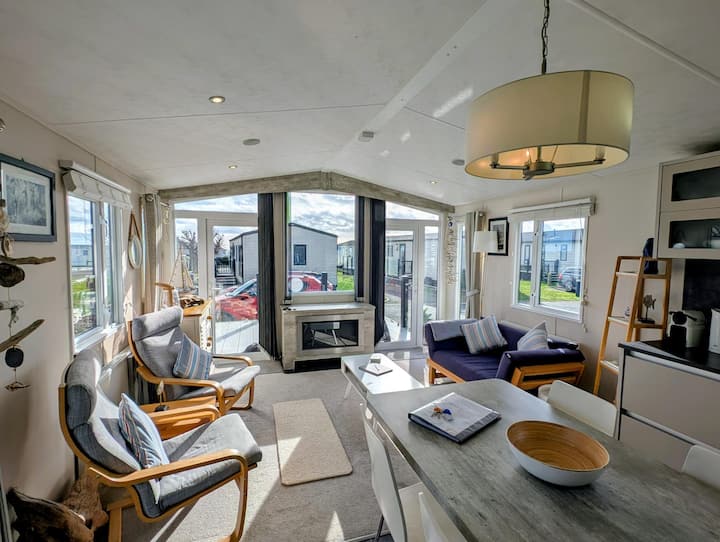 Coastal 2br Retreat – Minutes From The Sea - New Milton