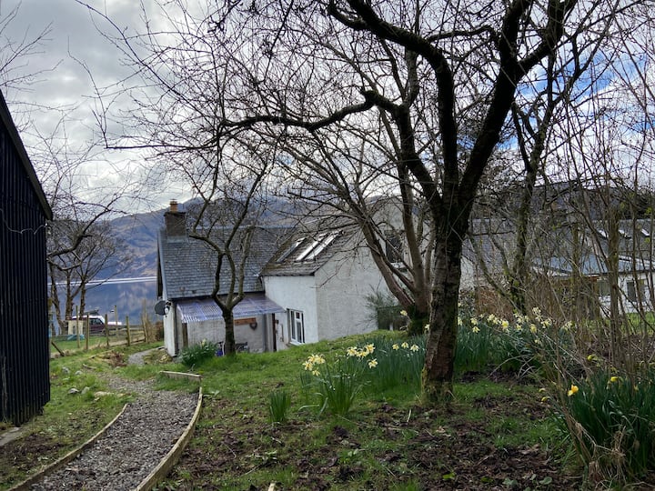 Lochside Cosy Cottage In Rural Highland Village - Skye