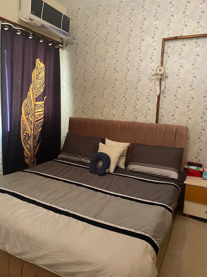 Master Bedroom In Shared Apartment! - Alexandria