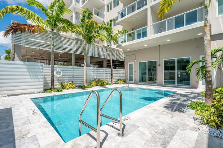 Modern Apt W/pool, Near Downtown & Beach - Dania Beach, FL