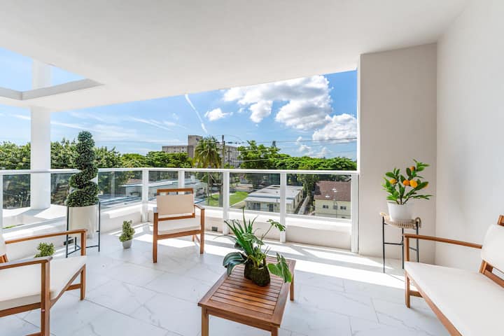 Modern 2br Apt W/pool, Near Downtown & Beach - Hollywood, FL