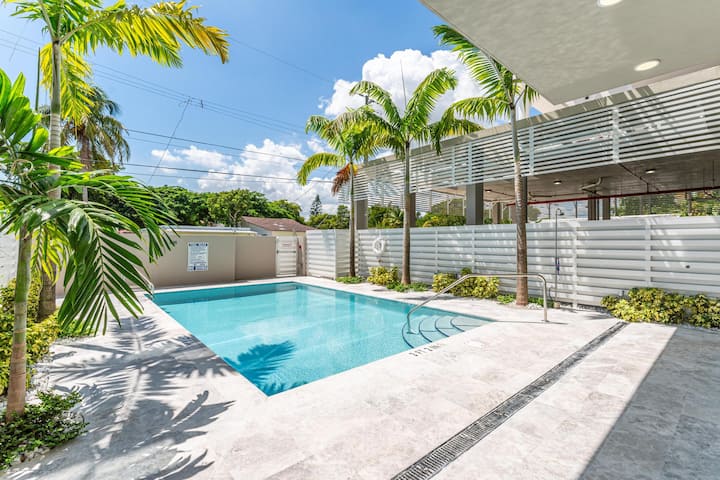 Modern 2br Apt W/pool, Near Downtown & Beach - Hollywood, FL