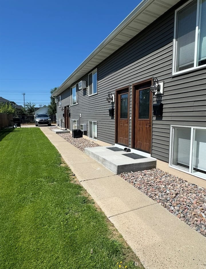 Comfy & Central • 2br Near Shops & Bites! - ノース・ダコタ州