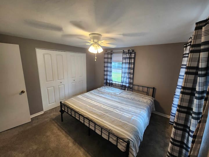 Spacious 4br 2ba Home – Comfort & Space In Decatur - Decatur, IL