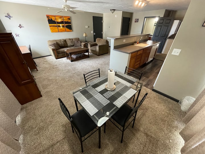 Downtown Bloomington Apartment With King Bed - 블루밍턴