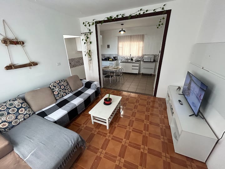 Casa Central Espaçosa Com Bela Vista Para O Mar. - Florianópolis