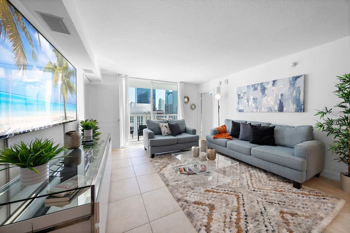 Skyline + Bay Views Modern 2br |Parking | Sleeps 8 - Miami