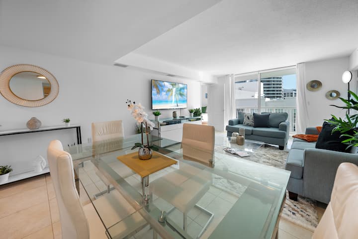 Skyline + Bay Views Modern 2br |Parking | Sleeps 8 - Miami, FL