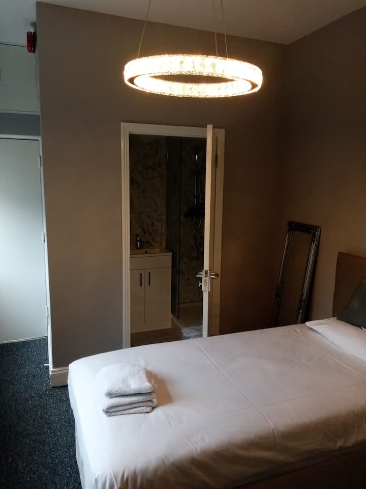 Comfortable & Modern Twin Room - Bath