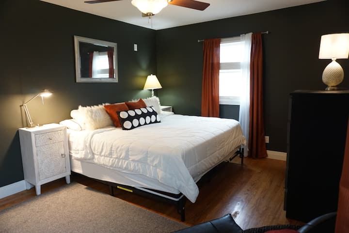 Large Home - Near Greenwood - Spacious - Greenwood, IN