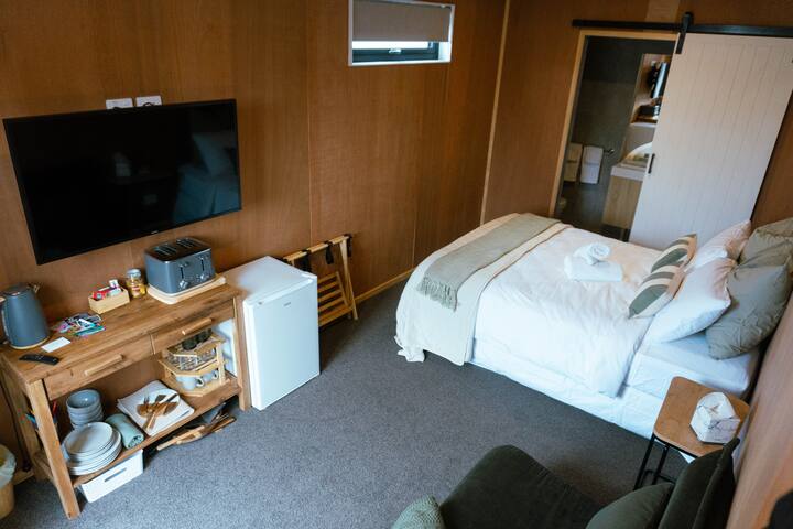 Lakeside Tiny Home - Cromwell