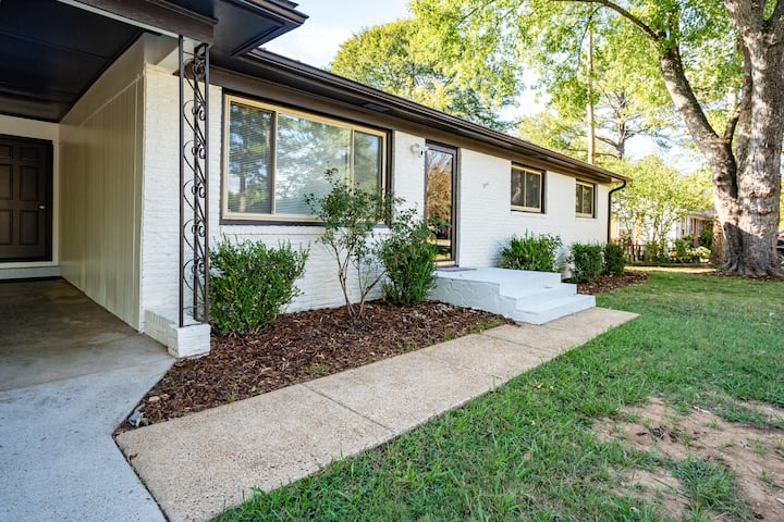 Cozy Classic House Near Midcity - Huntsville, AL