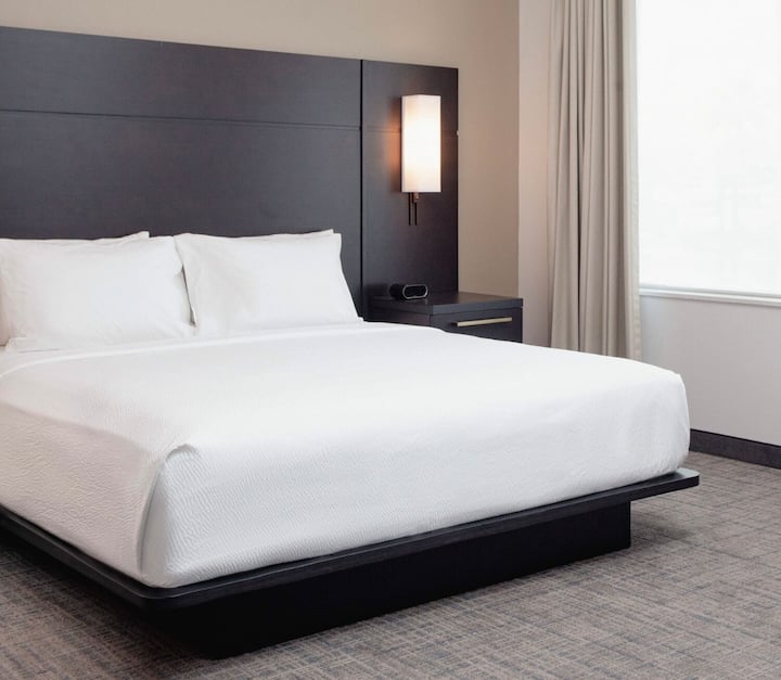Redlands 1 King Suite W/ Parking & Breakfast - Redlands, CA