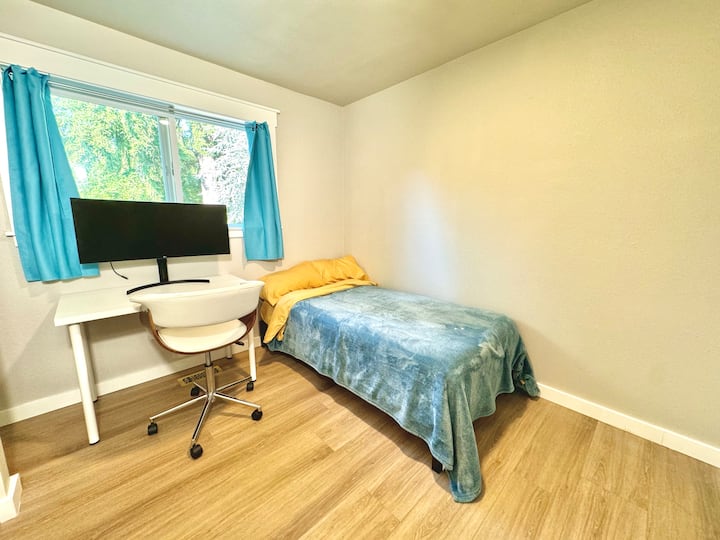 Cozy Bedroom In Kirkland, Wa - Kirkland, WA
