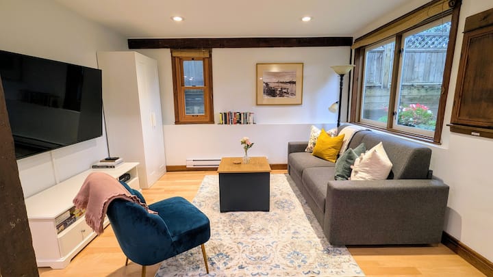 Charming Heritage Suite | Central Mt Pleasant•1br - Canada