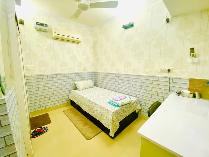 Safe And Central Homestay For Solo Travelers - Delhi
