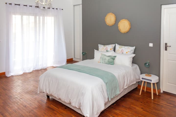 Spacious, Modern Suite Bedroom. - Maputo