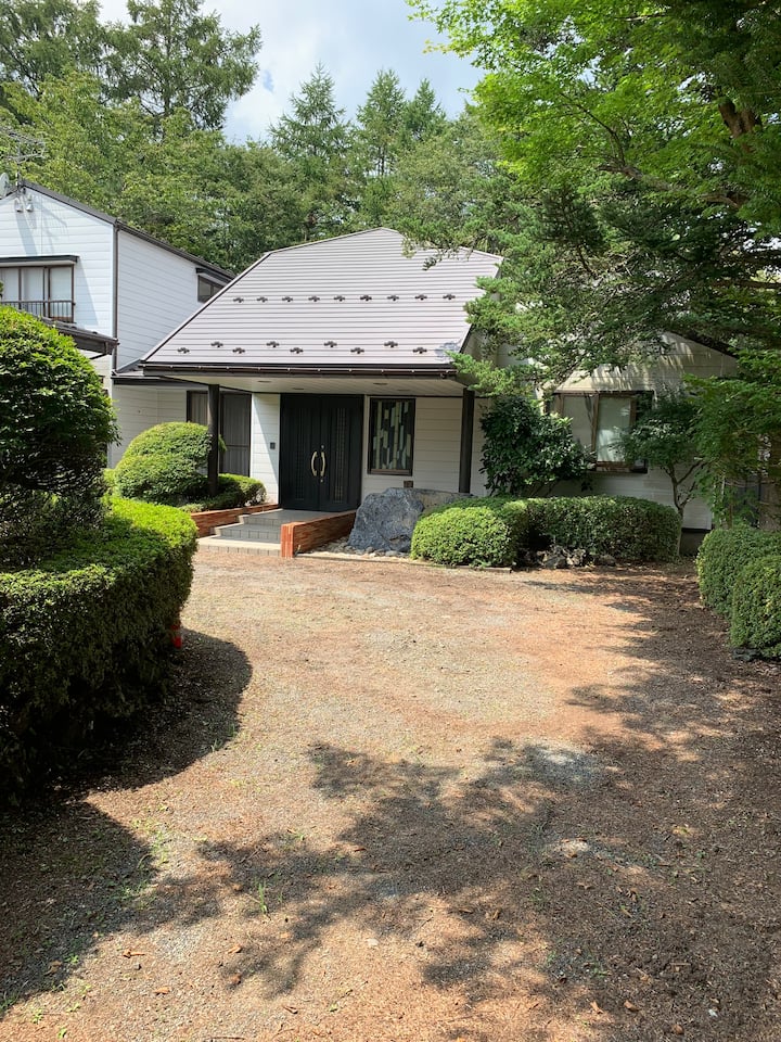 景雅 Ke Iga は富士山と山中湖と共にお客様をお迎えします。湖まで徒歩30秒の好立地! - Mount Fuji