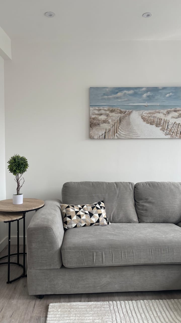 Luxury & Spacious 3-bed Flat - Westcliff-on-Sea