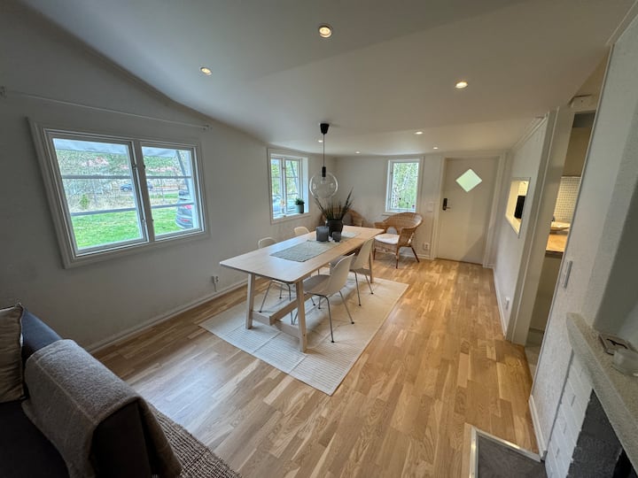 Modern Stuga Med Uteplats, Lugnt Läge & Nära Bad - Mönsterås