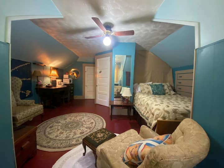 The Blue Room At The Culbertson House - Brattleboro, VT