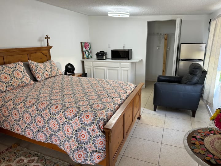 Private Room Mins From The Beach - Venice, FL