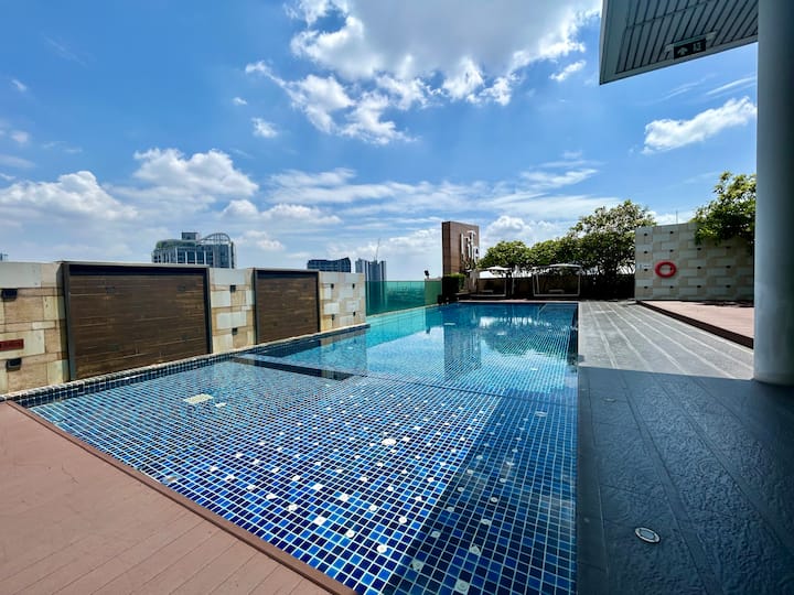 Bts天鐵站步行3分鐘可達/高空天台市景泳池健身房/市中心交通便捷/高樓層典雅套房 - Phra Khanong