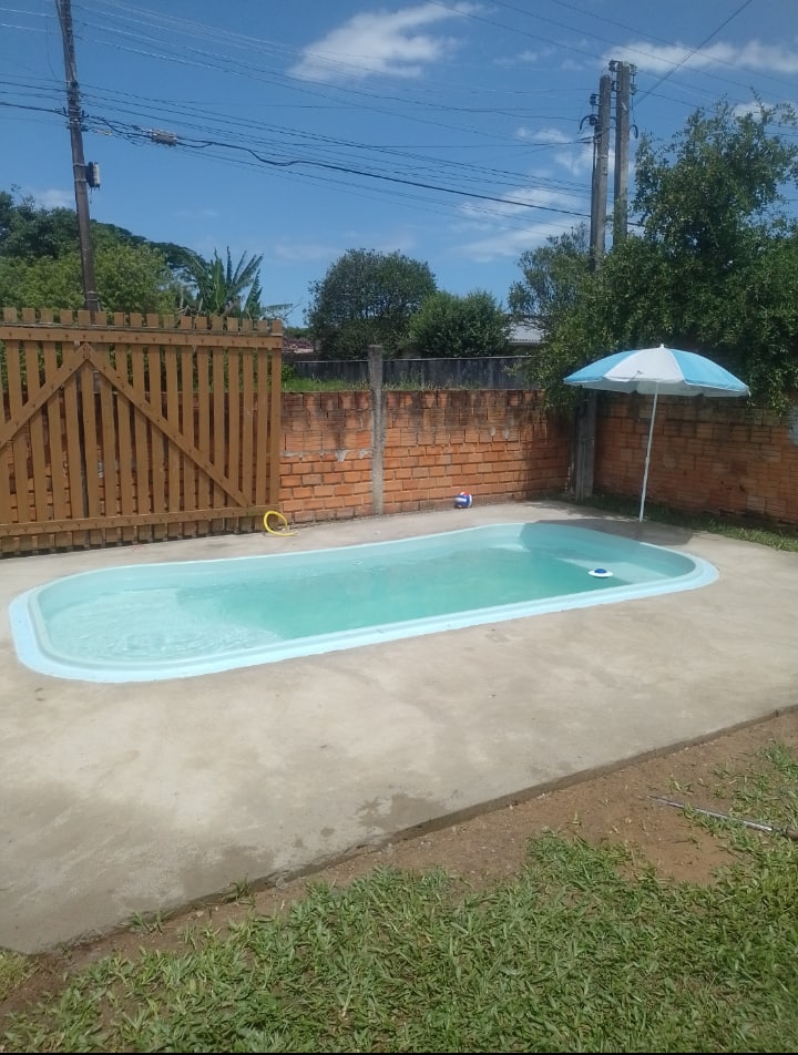 Alugo Casa Com Piscina 
Dez Minutos Da Praia! - Florianópolis