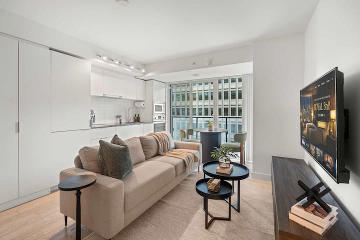 City Views, Pool & Gym Access, Prime Location - Newmarket