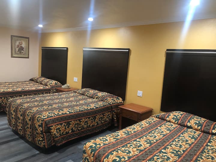 Room With Three Queen Beds - Ontario, CA