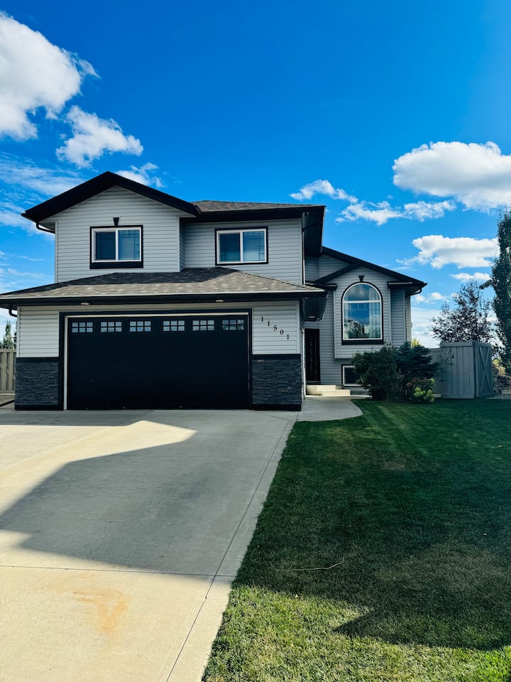 Gorgeous Home With Hot Tub! - Grande Prairie