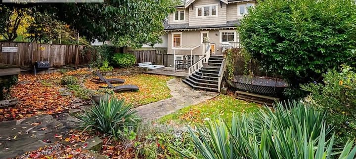 Spacious Bright Lonsdale Bed And Breakfast - Grouse Mountain