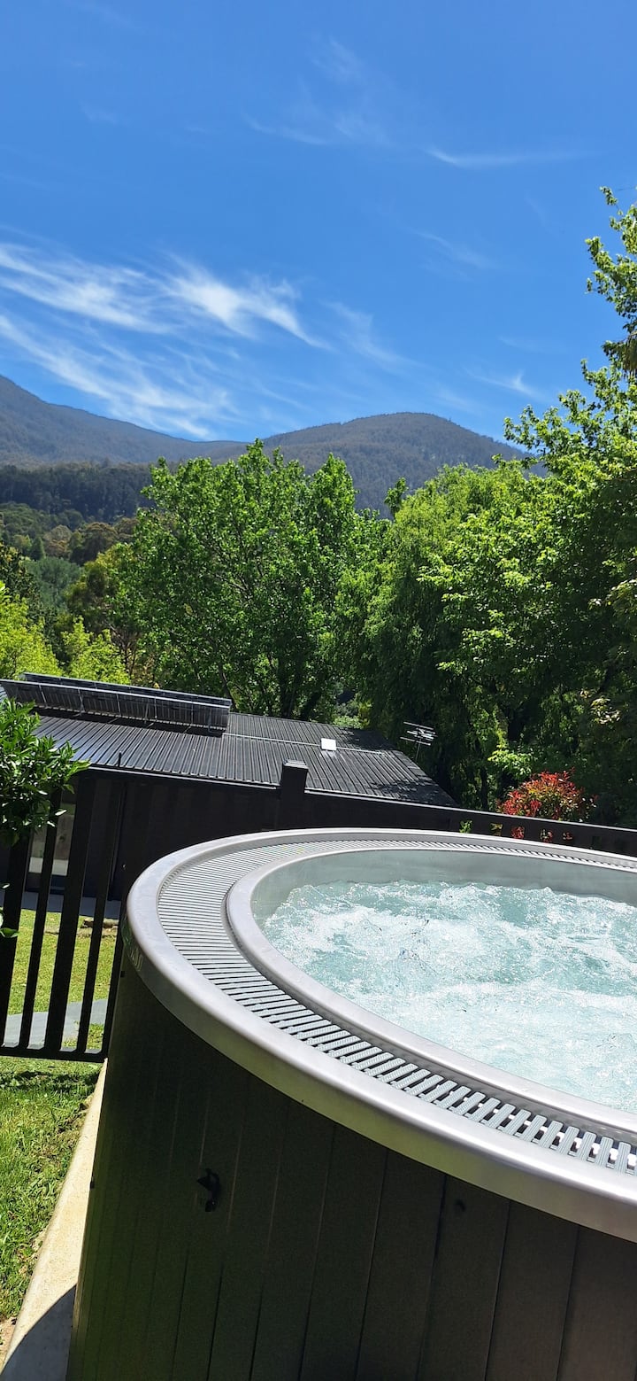 Station Penthouse - Private Spa & Mountain Views - Currawong Rd