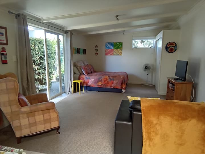 The Avenues - Spacious Studio With Pool - Napier