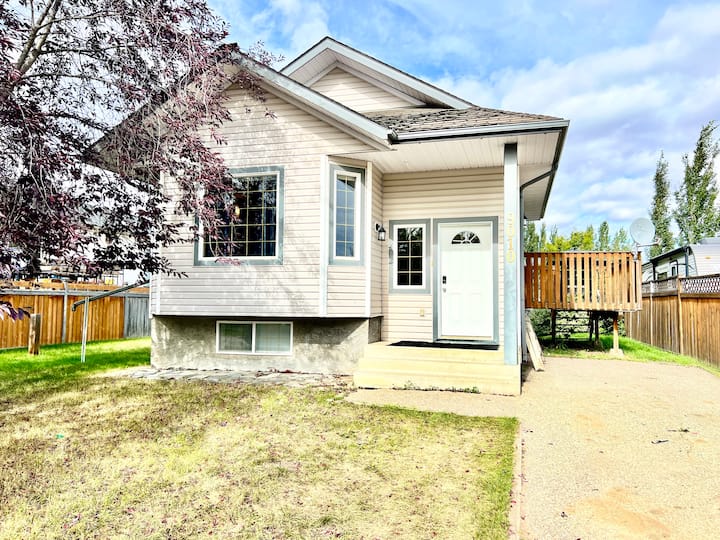 2br Comfy House - Fast Wifi - Long Stays Welcome - Grande Prairie