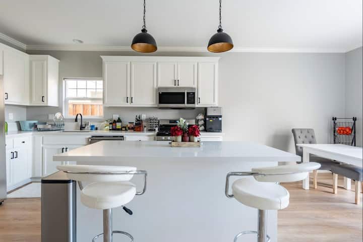 Master Bedroom, +11kw Ev Charger - Santa Clara, CA