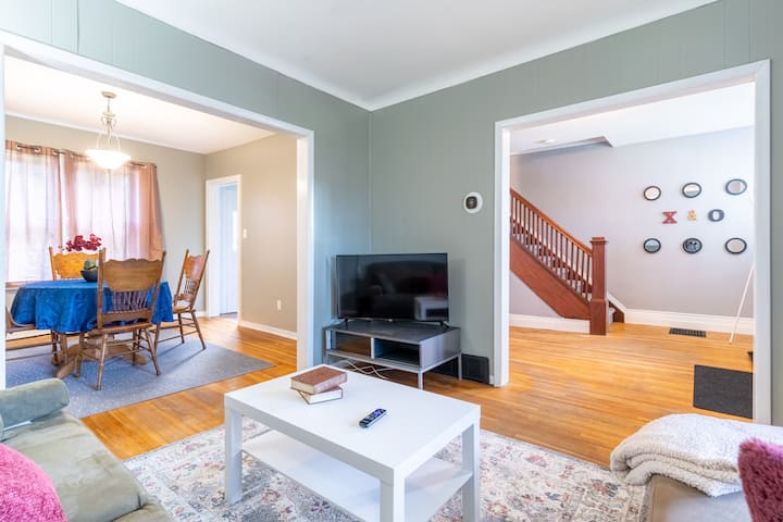 Cozy 3br House - Windsor, ON, Canada
