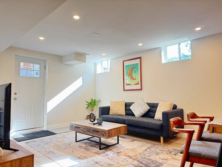 Spacious Suite W/ Parking - 5 Mins To Scarb Go - Toronto