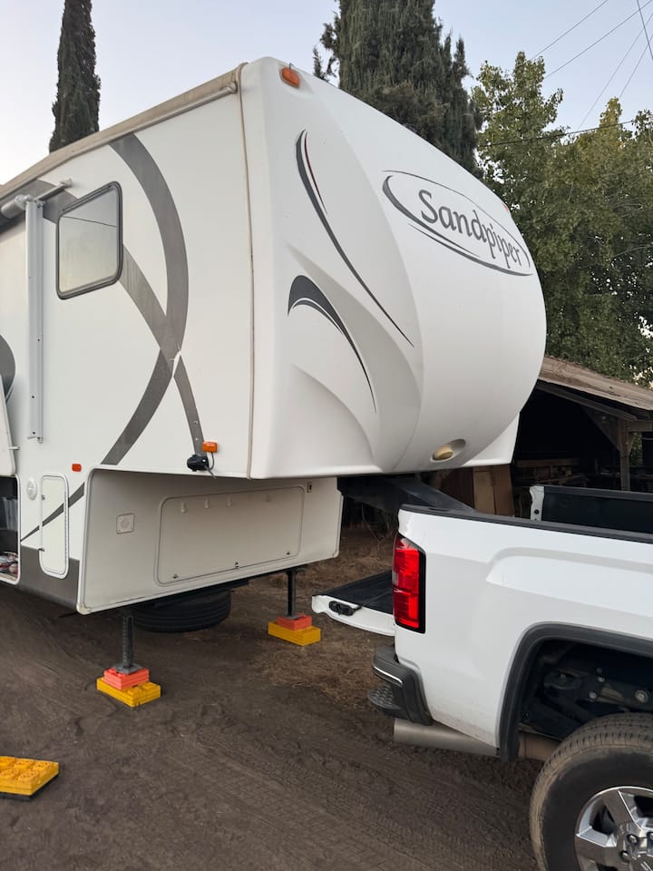 Spacious 5th Wheel W/bunkhouse - Bakersfield, CA