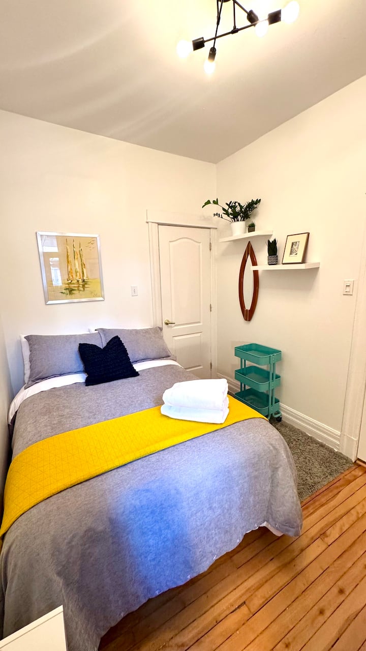 Cozy Room / 3 Min Walk To Outremont Station - 몬트리올