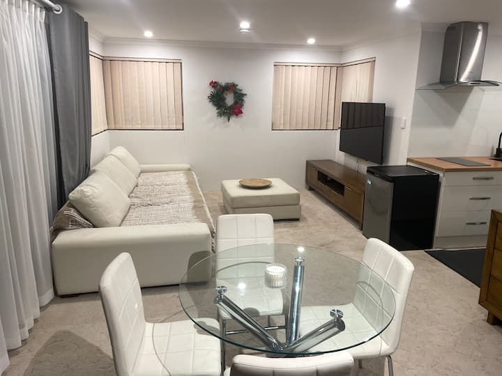 A Duplex House With 2 Rooms & 2 Bathrooms - Busselton