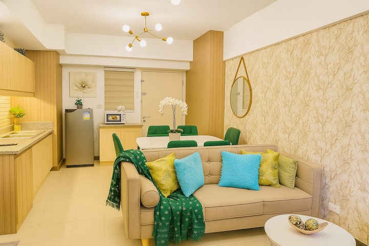 Elegant 2br Suite W/ Fast Wi-fi & Karaoke - Marikina